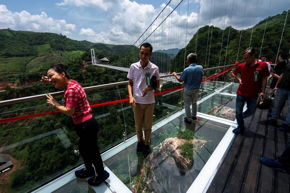 ‘Don’t look down’: Vietnam glass-bottomed bridge targets thrill-seekers ...