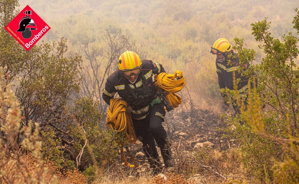 Spanish fire crew’s brush with death as Valencia wildfire rages | Malay ...
