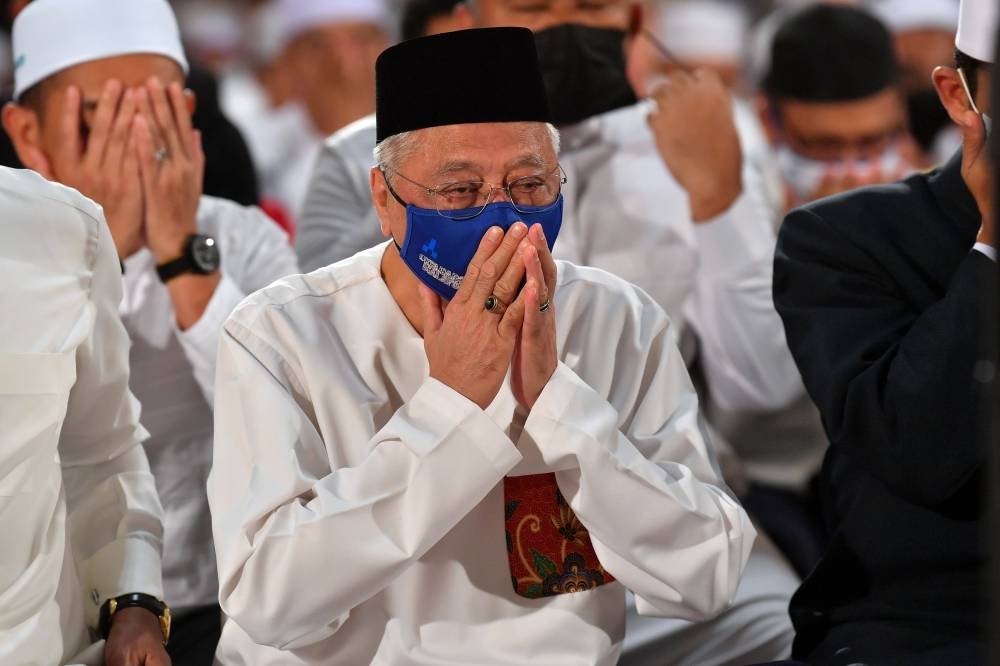 PM Ismail Sabri joins almost 10,000 congregants in ‘solat hajat’ at ...