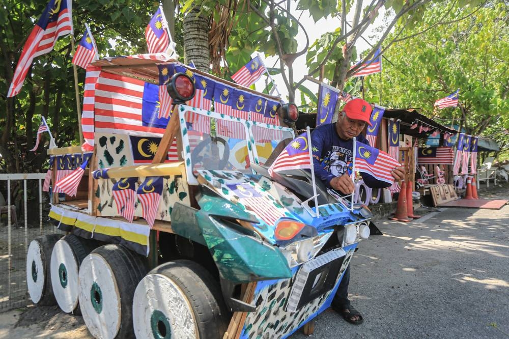 Known for decorating his car with Jalur Gemilang, Ipoh nasi lemak ...