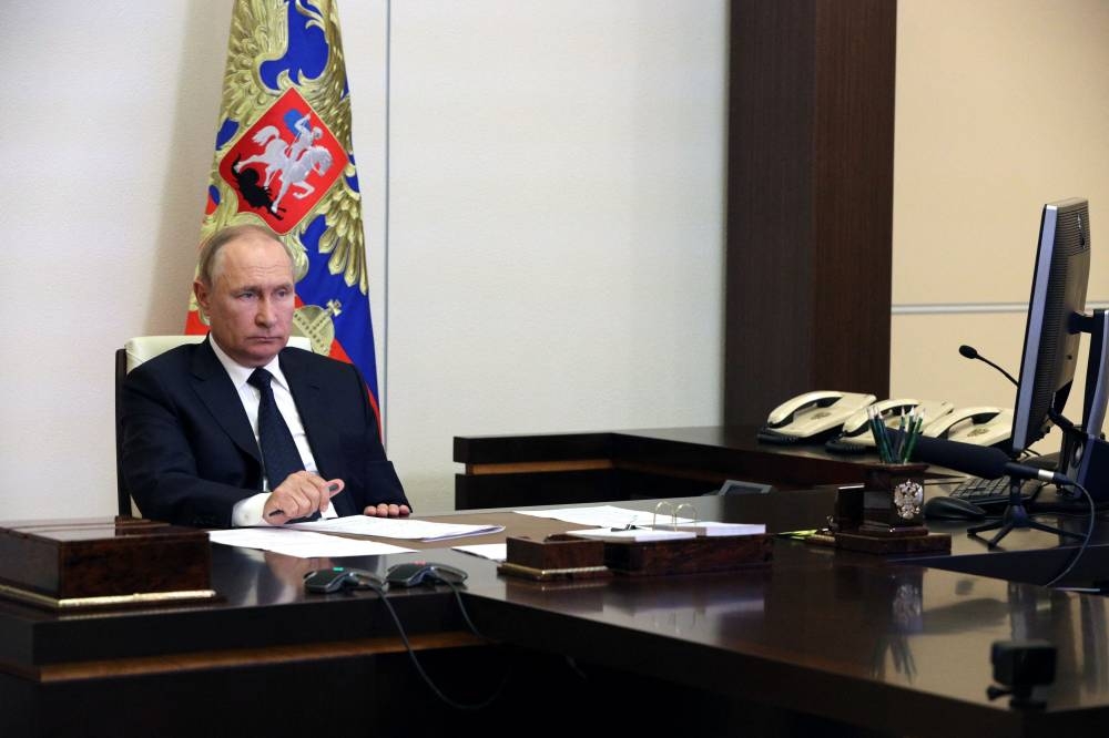 Putin orders benefit payments for people arriving in Russia from ...
