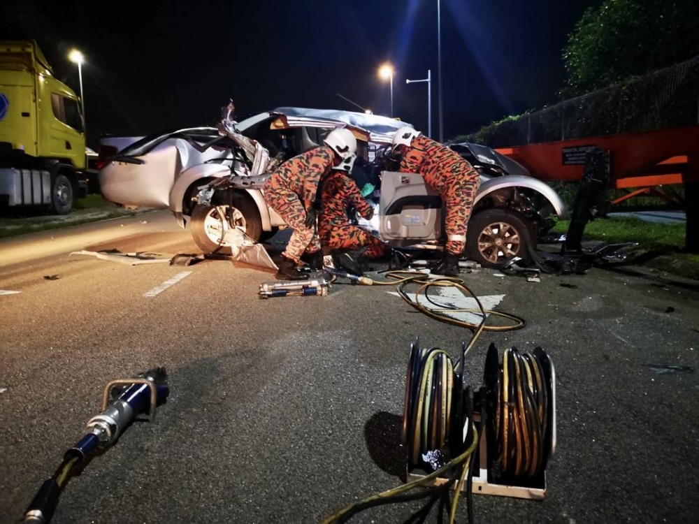 Driver killed after four-wheel drive crashes into parked trailer in ...
