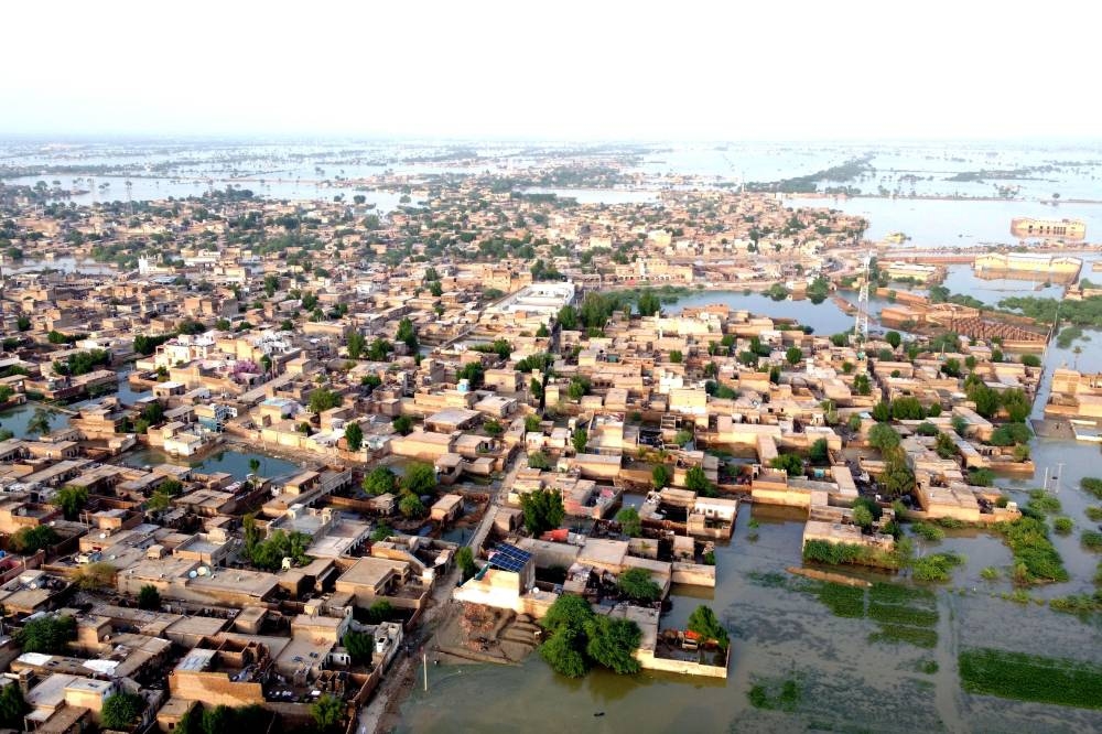 ‘Third’ of Pakistan under water as flood aid efforts gather pace ...