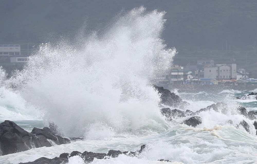 S.Korea warns of ‘very strong’ typhoon, businesses curb operations