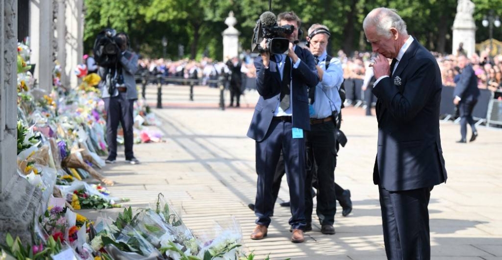 The queen's last hours as family dashed to deathbed | Malay Mail