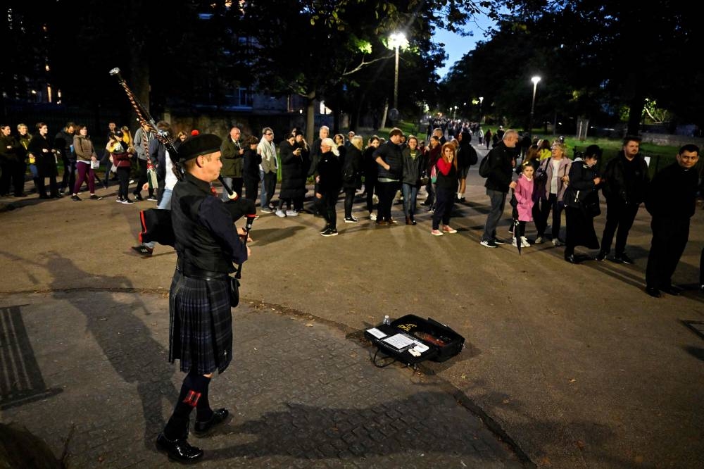 Crowds queue through the night in Scotland for queen | Malay Mail