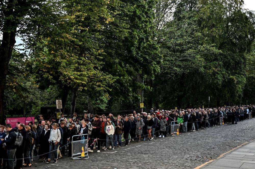 Crowds queue through the night in Scotland for queen | Malay Mail