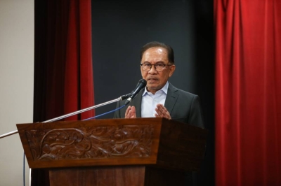 Anwar says PM must do more on alleged meddling with press in Malaysia ...