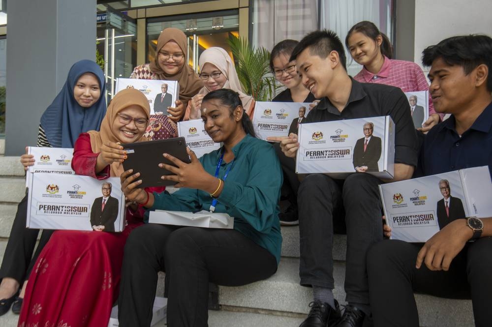 Ex-deputy minister: Impossible only 2,764 tablets for B40 students ...