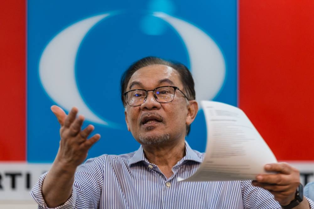 Anwar defends Guan Eng over call to dissolve Penang assembly | Malay Mail