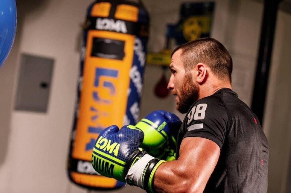 Ukraine’s Lomachenko returns to ring after fighting for his country ...