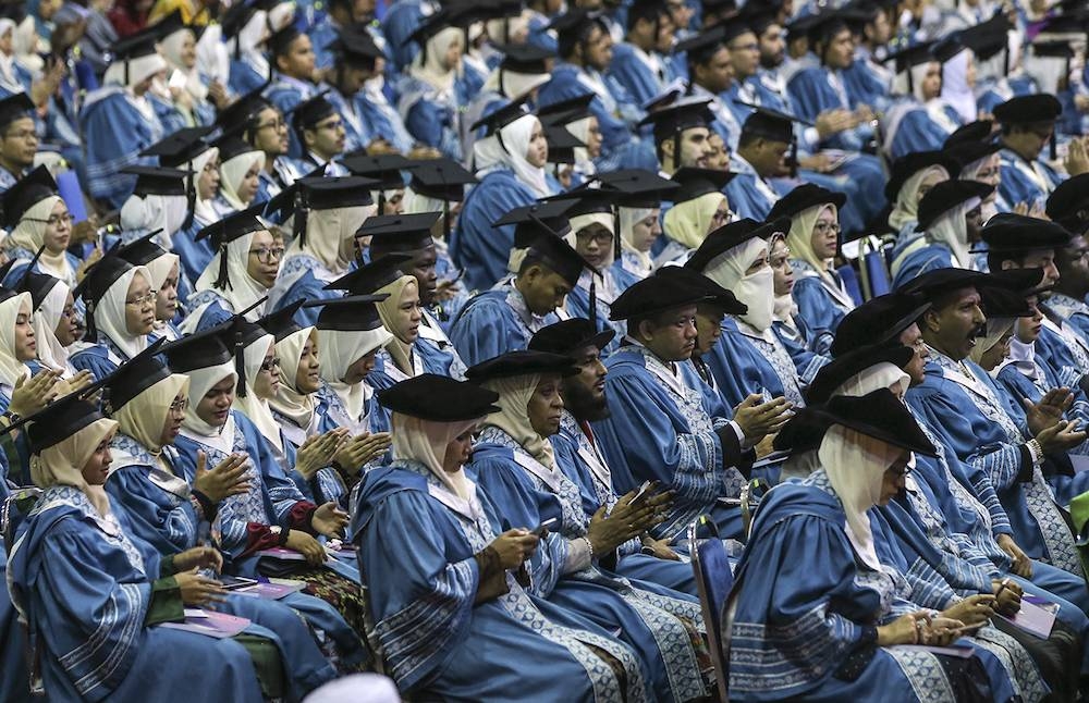 National attire now allowed after UKM revises convocation dress code ...
