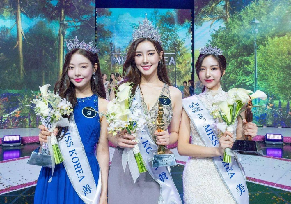 Miss Korea finalists criticised for looking too similar, allegedly due ...