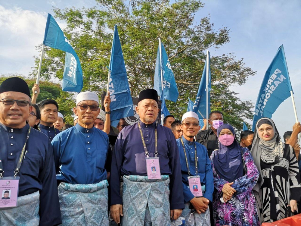 Rejected by BN, Shahidan Kassim turns up at Arau nomination centre in Perikatan blue | Malay Mail