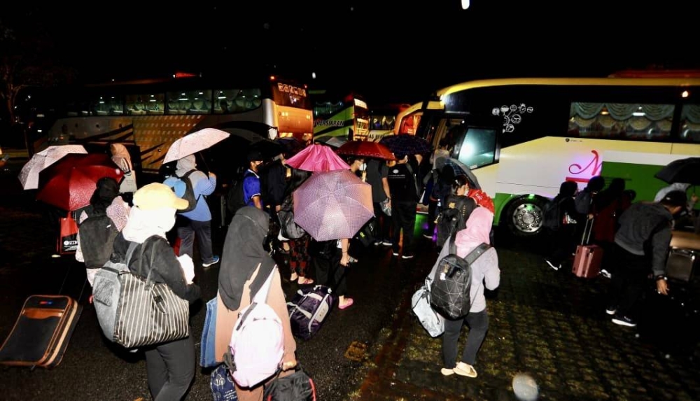 UTM arranges 43 buses to send 1,600 students home to vote in GE15 ...