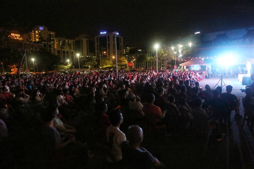 Crowds young and old throng Petaling Jaya stadium for final Pakatan ...