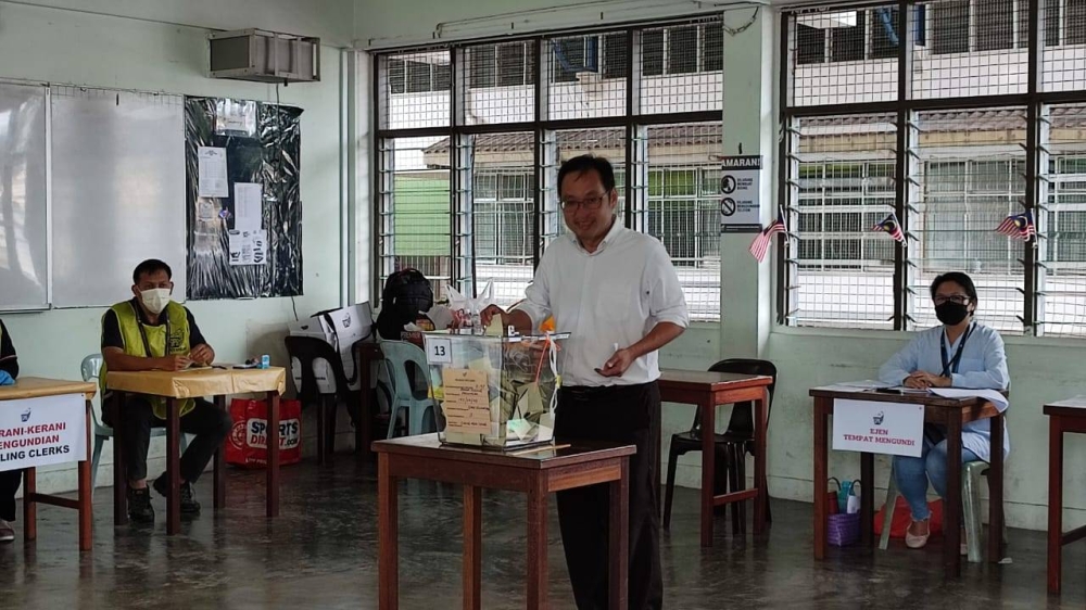 Sarawak DAP chairman Chong casts his vote in Bandar Kuching ...