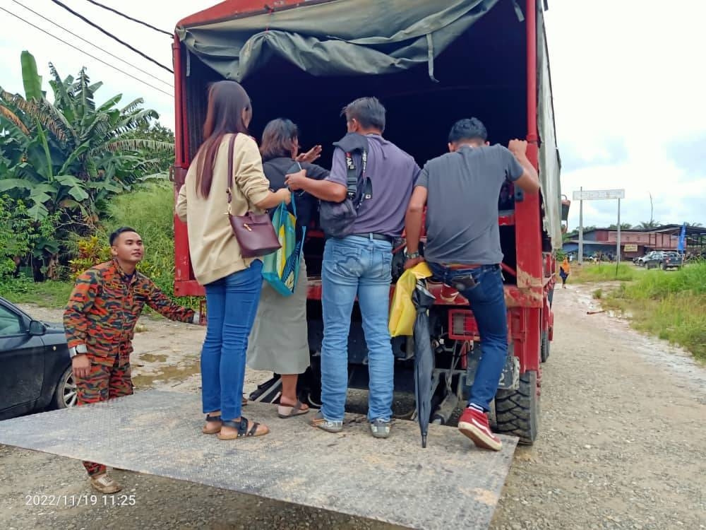 Abang Bomba to the rescue: Sabahan voters get a ride with firemen to ...