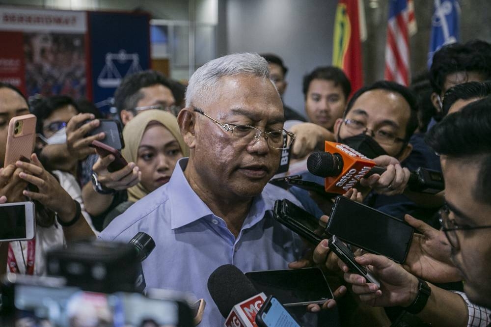 Noh Omar quits as Selangor Umno chief, puts pressure on Zahid to bow ...