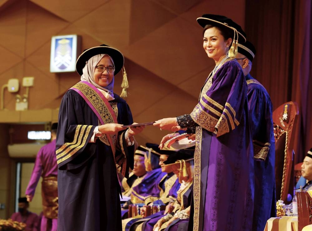 Stage four cancer patient receives PhD at UiTM convocation | Malay Mail