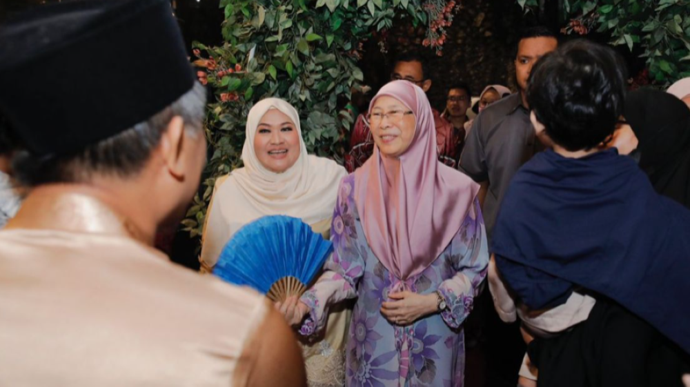 Dr Wan Azizah surprises guests at wedding dinner, fans bride and groom ...