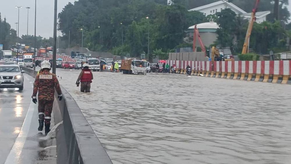 Selangor Fire and Rescue Dept: Downpour, clogged drains cause of flash ...
