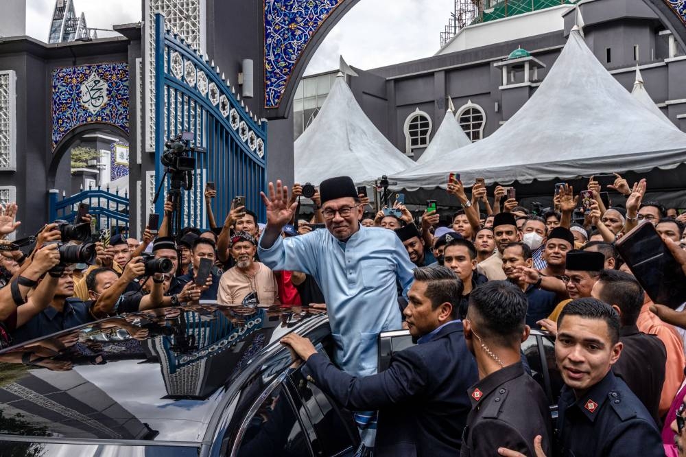 Anwar hails cartoonist Lat, wants youth to read works of world’s ...