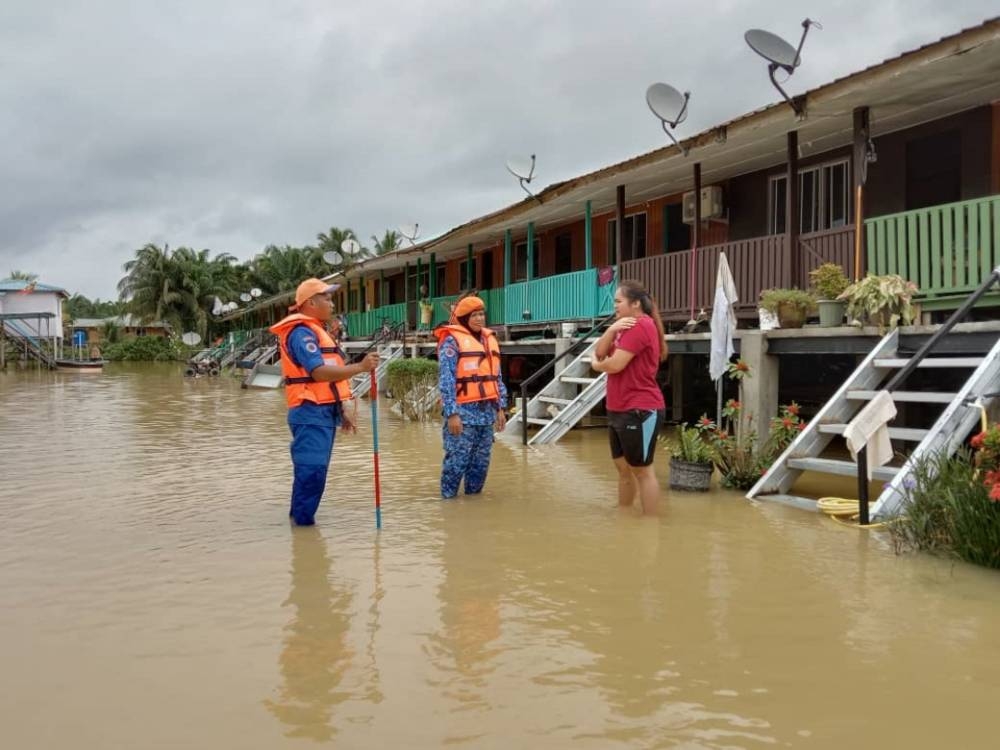 In Sarawak, school, two longhouses in Niah inundated by flood waters ...