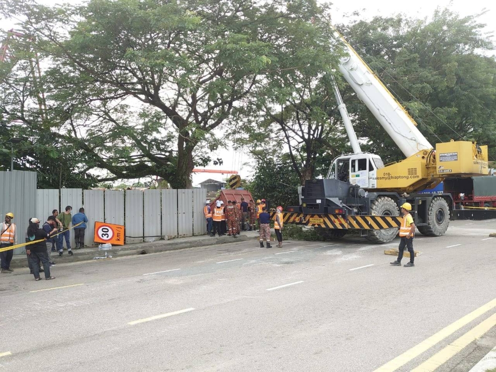 After complex, 10-hour operation, emergency services recover lorry ...