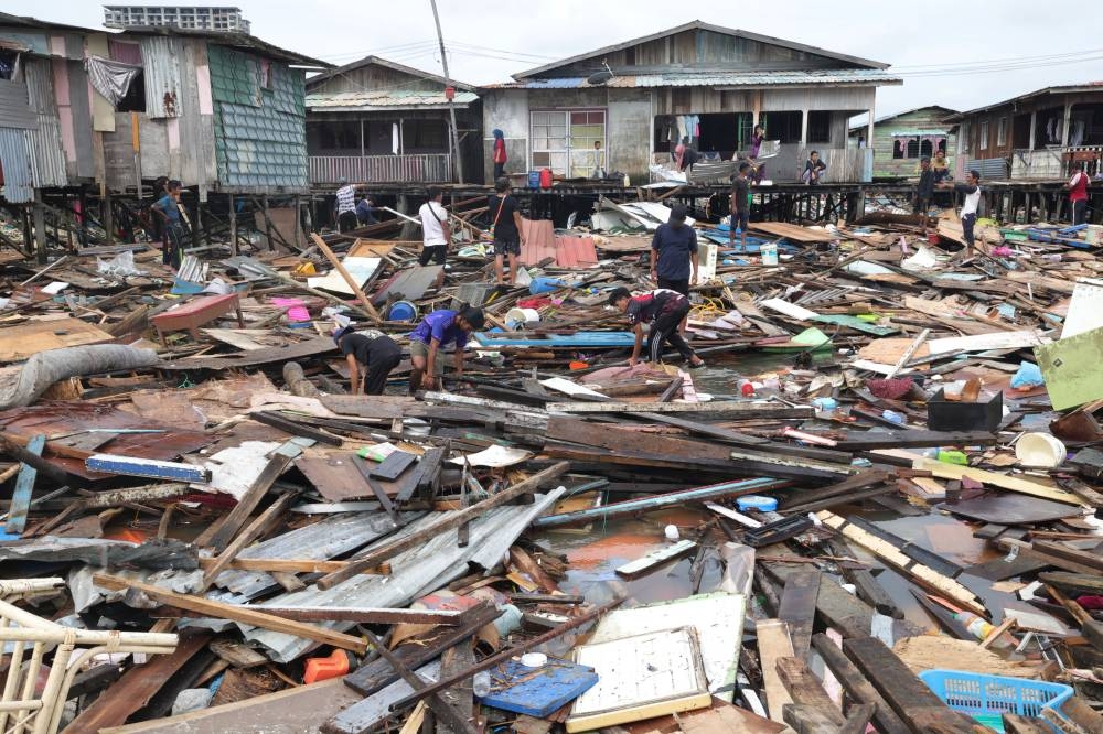 High tide: Over 100 stilt houses collapse in Sandakan, 162 evacuated ...