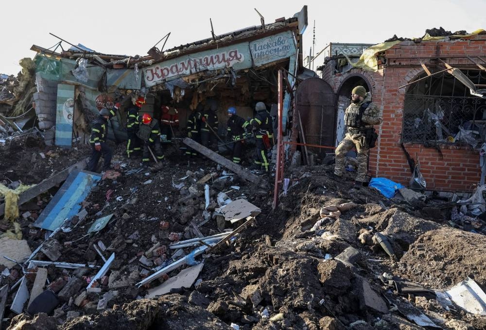 Ukraine fights Russian assault on salt mining town along eastern front ...