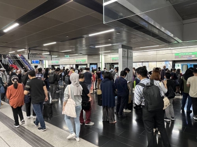 Hundreds of MRT commuters left stranded after service disruption ...