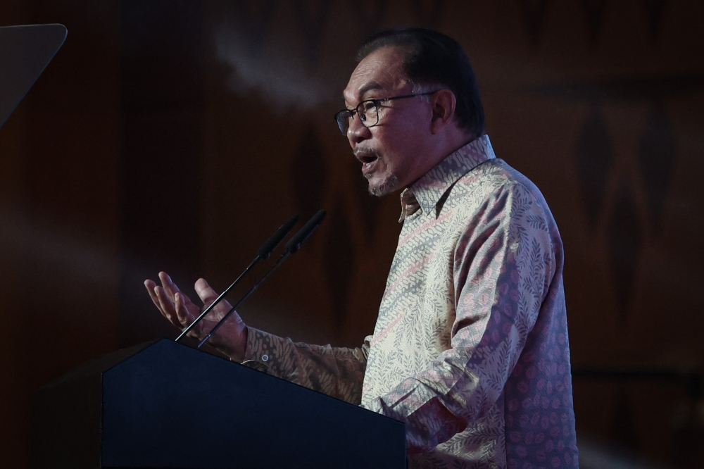 Anwar arrives in Kuching for first official visit since becoming PM ...