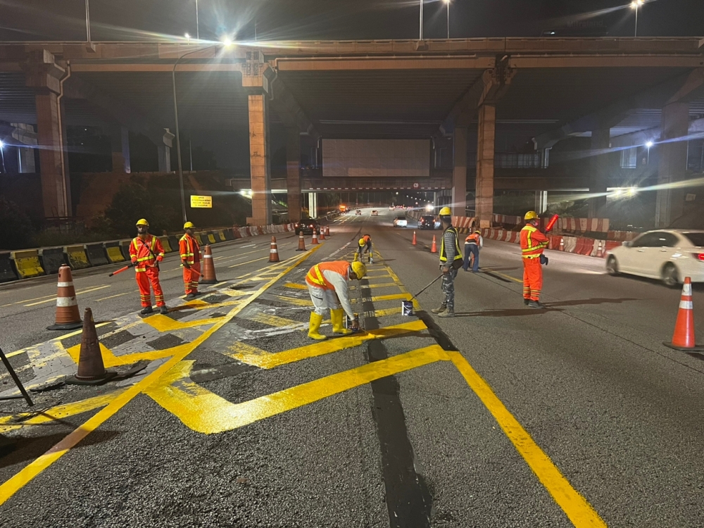 Works Ministry restoring road marking on DASH expressway after NKVE crash caused by overlapping ...