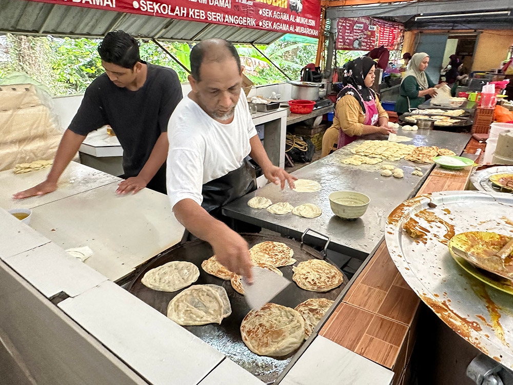 Get your hands on this awesome 'roti canai' with mutton curry at Cheras ...