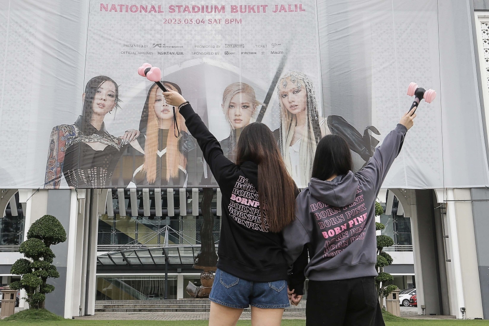 Blackpink fans brave rain, long lines for pre-sale concert merchandise ...