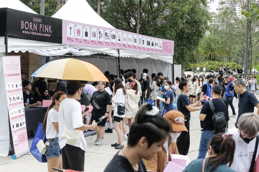 Blackpink fans brave rain, long lines for pre-sale concert merchandise ...