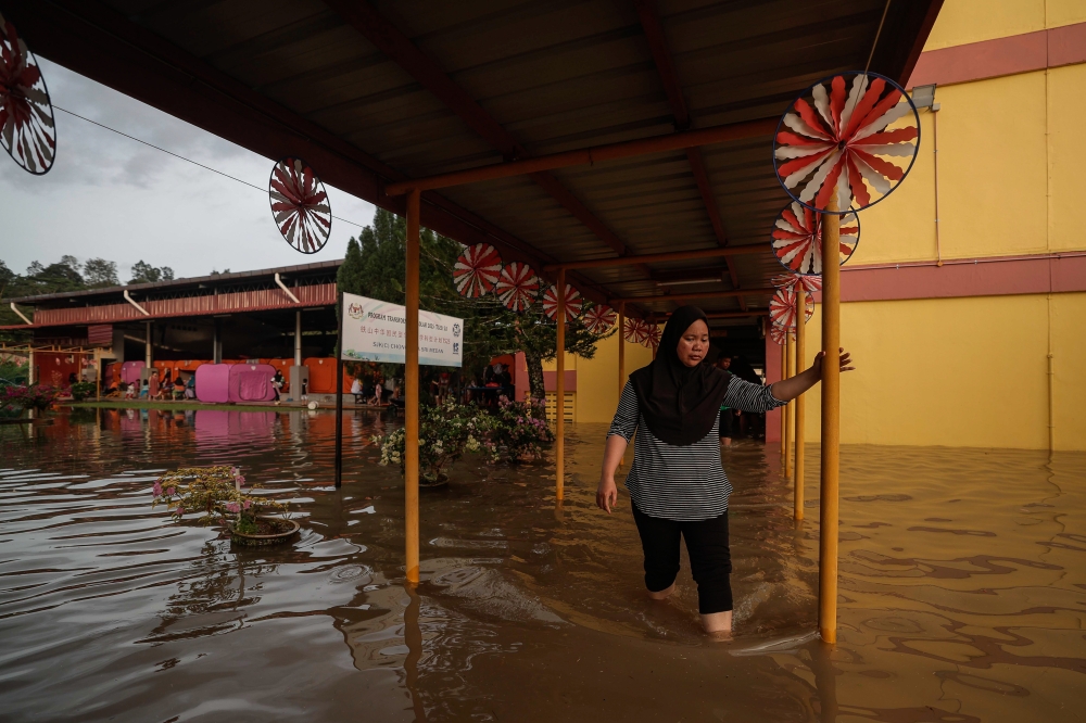 Floodwater level in Batu Pahat rises, police urge public to be vigilant ...
