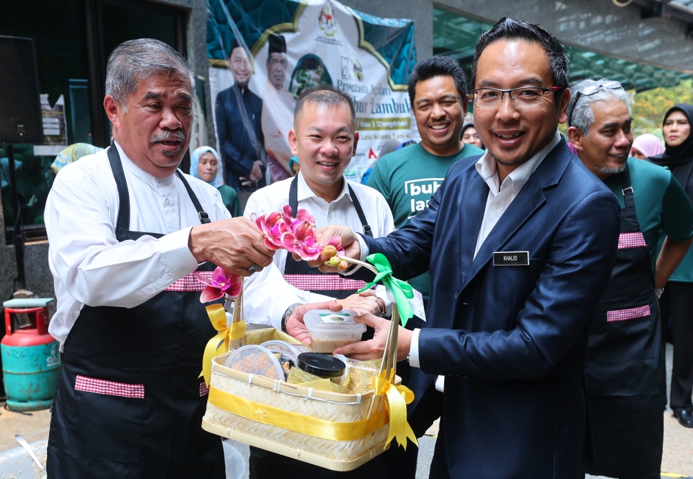 Mat Sabu urges Fama to solve chicken supply shortage issues | Malay Mail