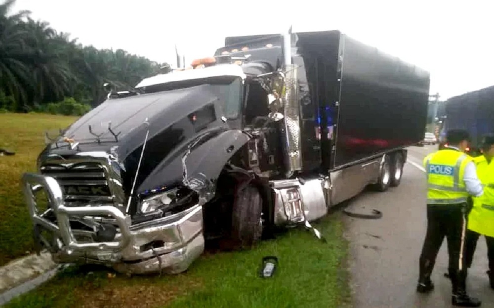 Mack truck, owned by Johor royal family, involved in Kulai crash ...