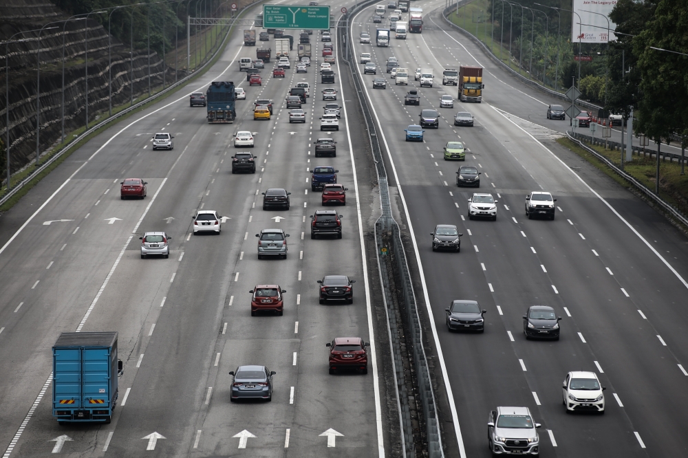 Slow-moving but smoother traffic flow on major highways tonight | Malay ...