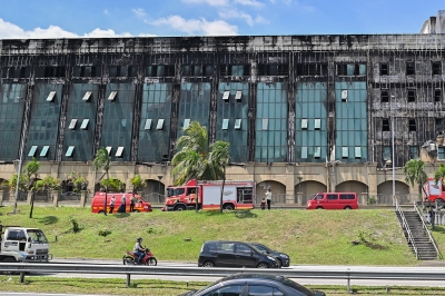 Old EPF office building in Petaling Jaya catches fire again (VIDEO ...