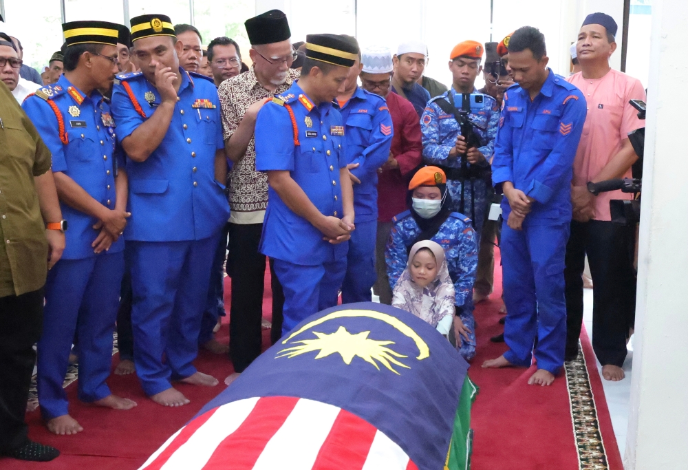 Anwar saddened by death of national hero, Awang Askandar | Malay Mail