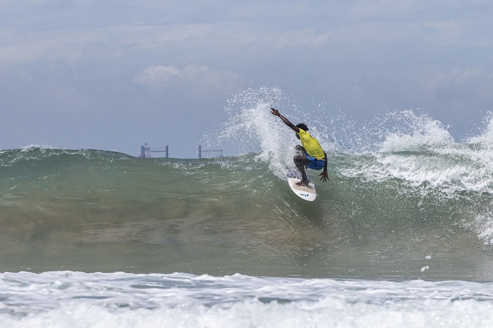 Nigerian surfers brave oil pipelines, tankers to catch waves | Malay Mail