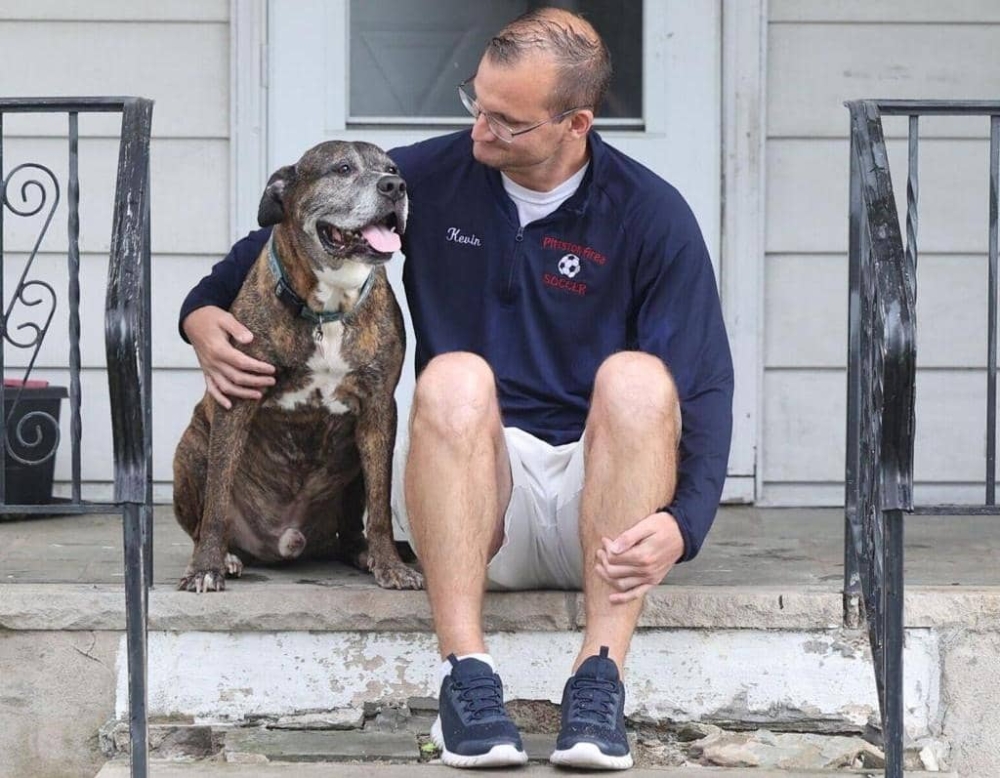 Dog diagnosed with cancer goes on final walk accompanied by residents ...
