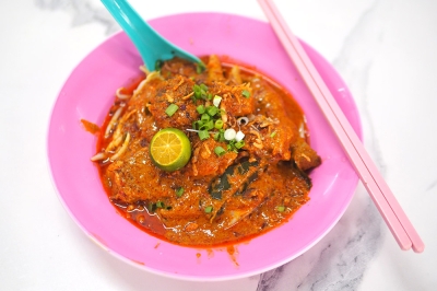 No Monday blues here, just an awesome dry curry mee at Overseas Union ...