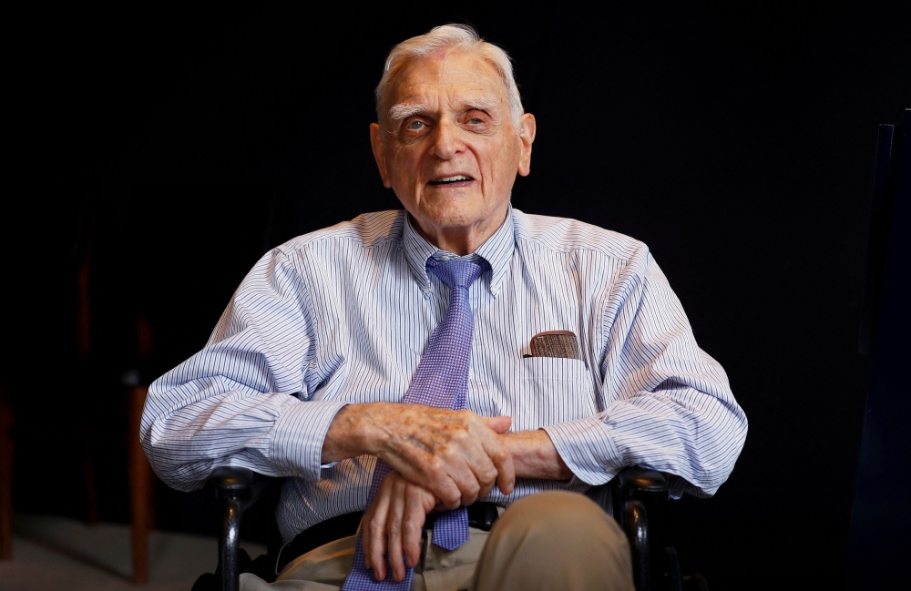 Nobel-winning lithium battery inventor John Goodenough dies at 100 ...