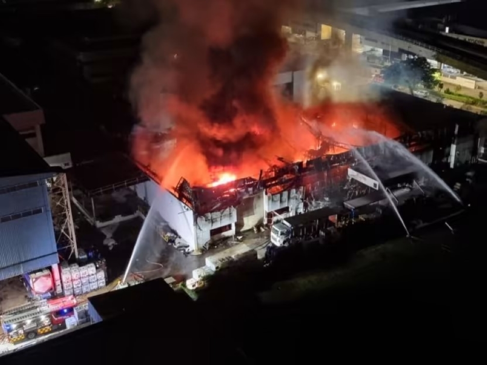 Fire engulfs chemical wholesale factory in Singapore, disrupts MRT ...