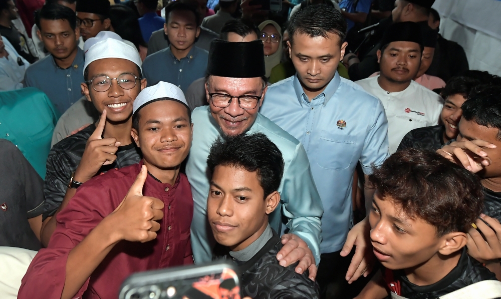 Almost three in four Selangor voters approve of Anwar, poll shows | Malay Mail