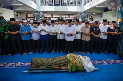 PM Anwar leads funeral prayers for Salahuddin | Malay Mail
